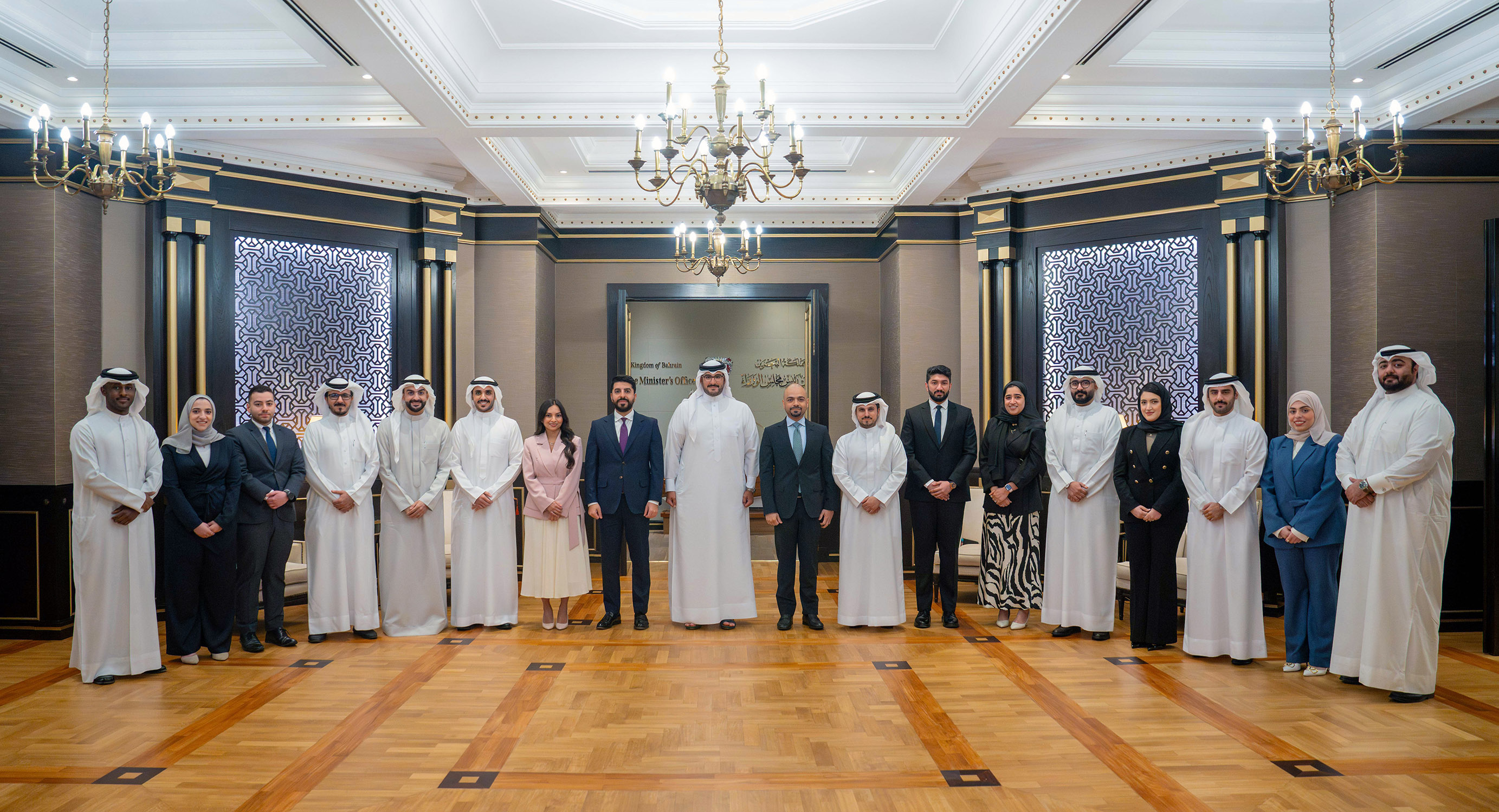 HH Shaikh Isa bin Salman meets with the tenth intake of the PM ...
